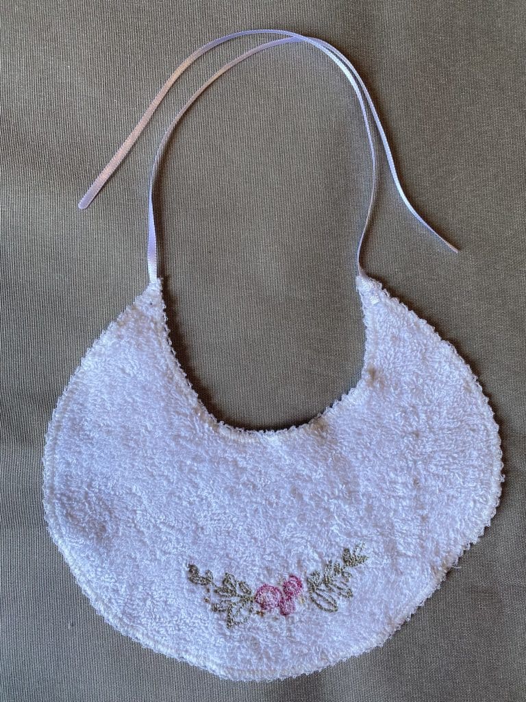 Babero Toalla Bordado- Flor -Blanco -Rosa - Genuino